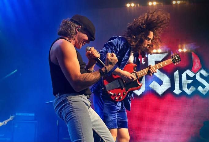Bourges. THE 5 ROSIES fera vibrer le Palais d’Auron au son d’AC/DC en ...
